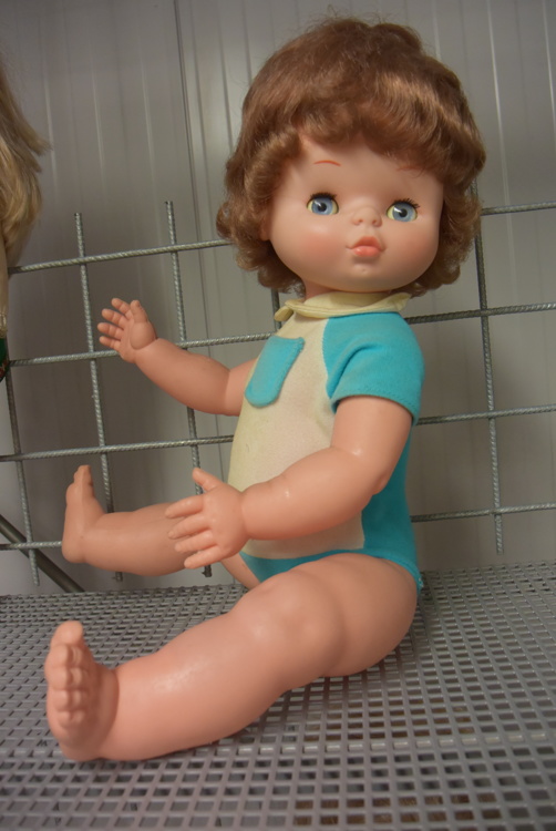 Mooie gave grote Famosa pop met rossig haar Poppememke